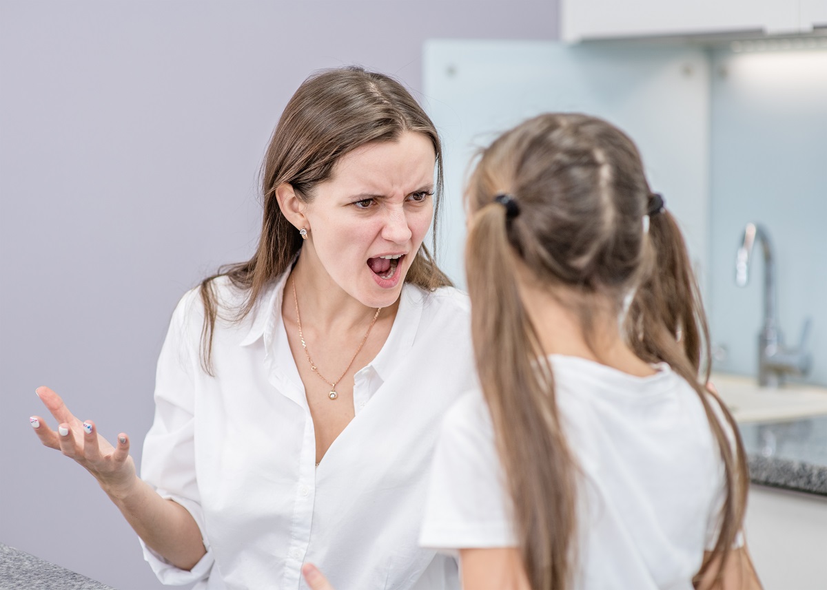 Angry mom scolds her teen daughter at home - التربية الذكية